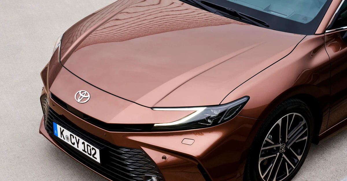 Nowa Toyota Camry: hybryda 2.5 l, spalanie 4,8 l/100 km i atrakcyjna ...